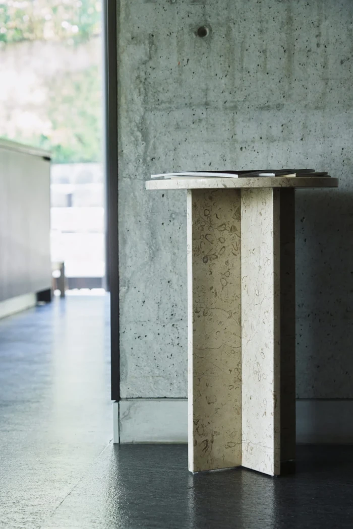 mediator maya - marble round table - lamaro designs